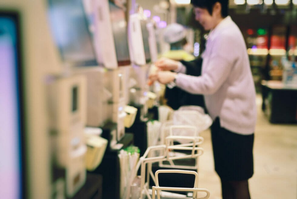 Employée de libre service : salaire, formation et rôle